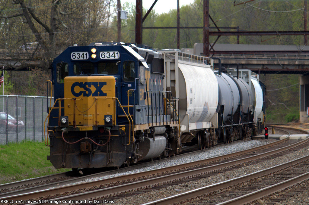 CSX GP40-2 6341 brings up the marker on C770-02